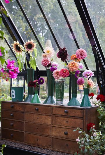 Decorating with vases: 13 ways to create beautiful displays | Homes and ...