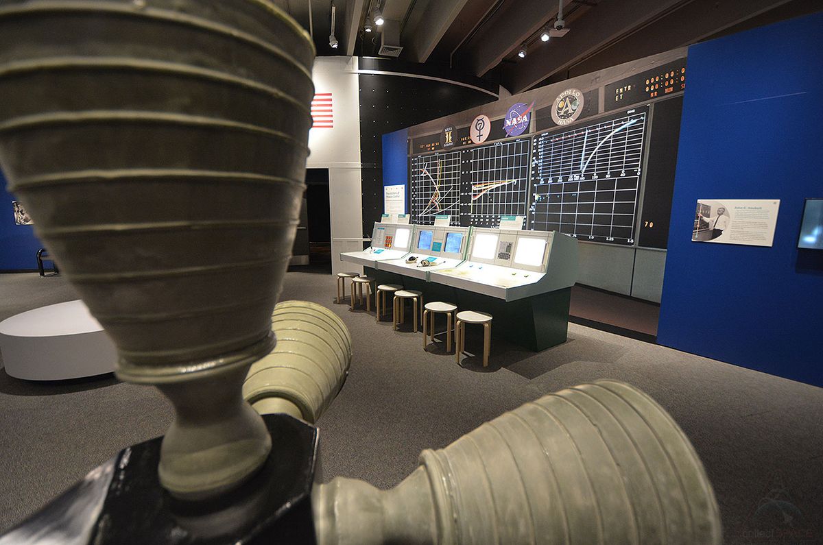 Gateway to the... Moon: Apollo 11 Capsule Lands on Display in St. Louis ...