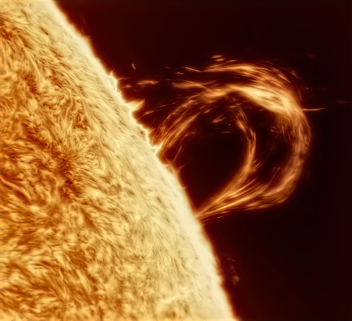 Astrophotographer takes stunning photographs of the sun in incredible ...