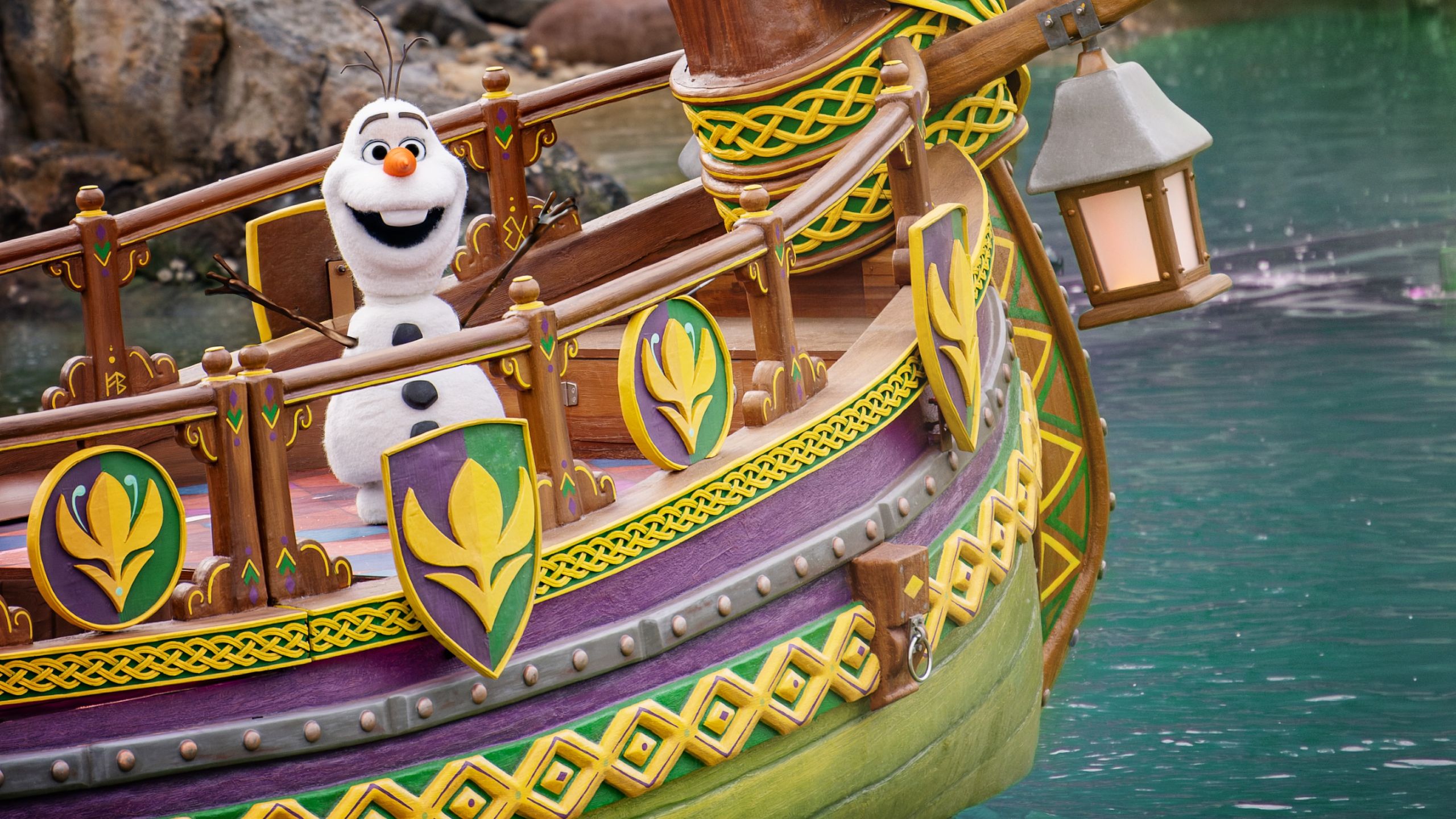 'Four months' worth of work' — Disney Imagineering built a walking Olaf ...