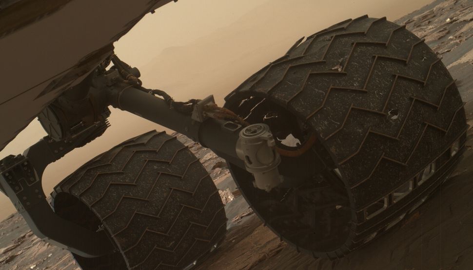 Breaks Found in Curiosity Mars Rover's Wheel | Space