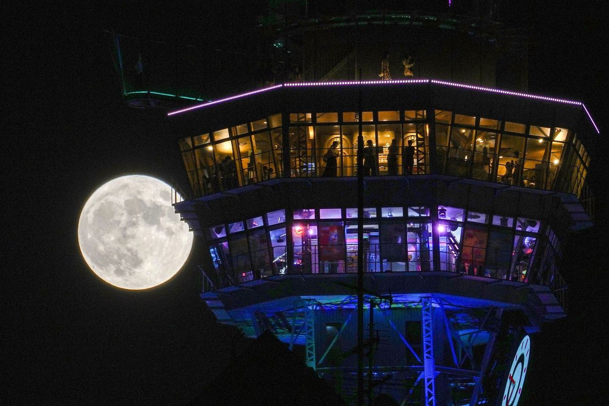 Brilliant Harvest Moon, the last supermoon of 2023, wows stargazers ...