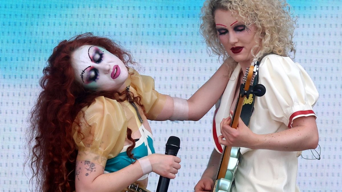 "I want a guitar solo!” Pop music is falling in love with guitar solos ...