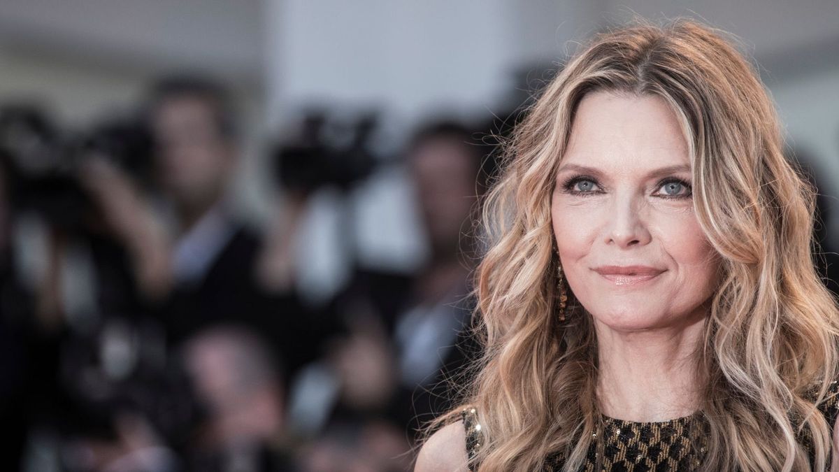 Michelle Pfeiffer's kitchen cabinet color can reduce stress | Homes and ...
