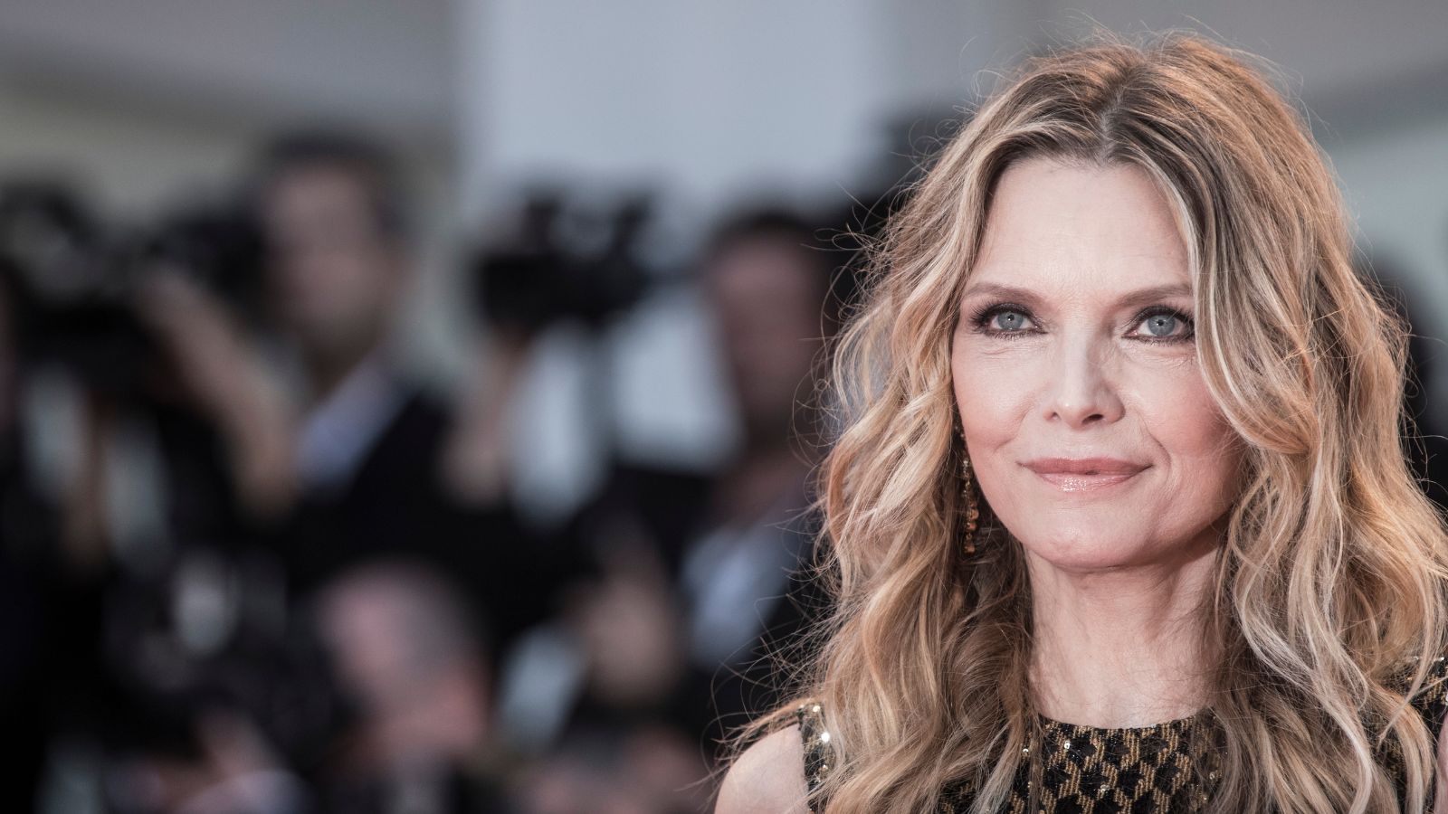 Michelle Pfeiffer's kitchen cabinet color can reduce stress | Homes and ...