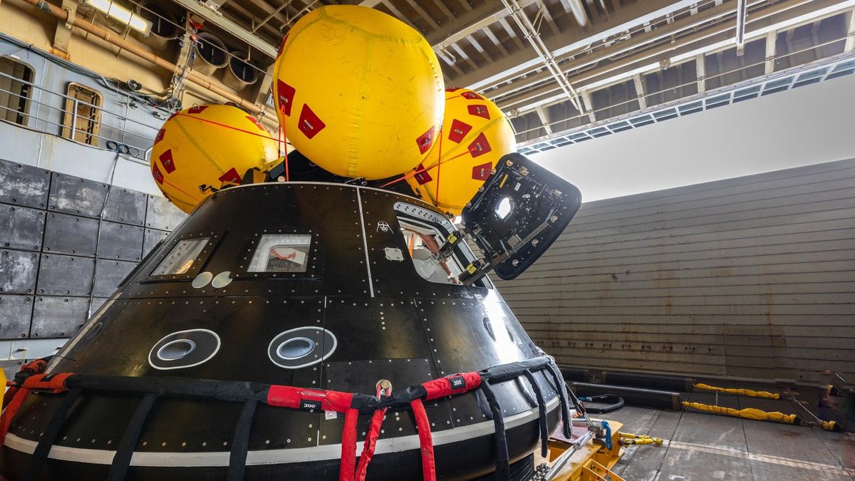 Artemis 2 moon astronauts train with US Navy for Orion splashdown | Space