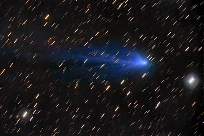 Rare Carbon-Monoxide Comet Turns Blue in Stunning Deep-Space Photos | Space