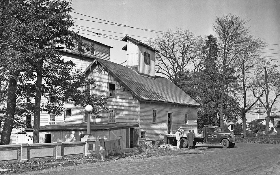 'War of the Worlds!' The Infamous Martian Invasion Radio Broadcast ...