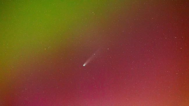 Superbright 'Comet Lemmon' flies through auroras over Scotland during ...