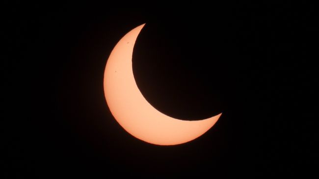 See the sun transform into fiery crescent in these breathtaking photos ...