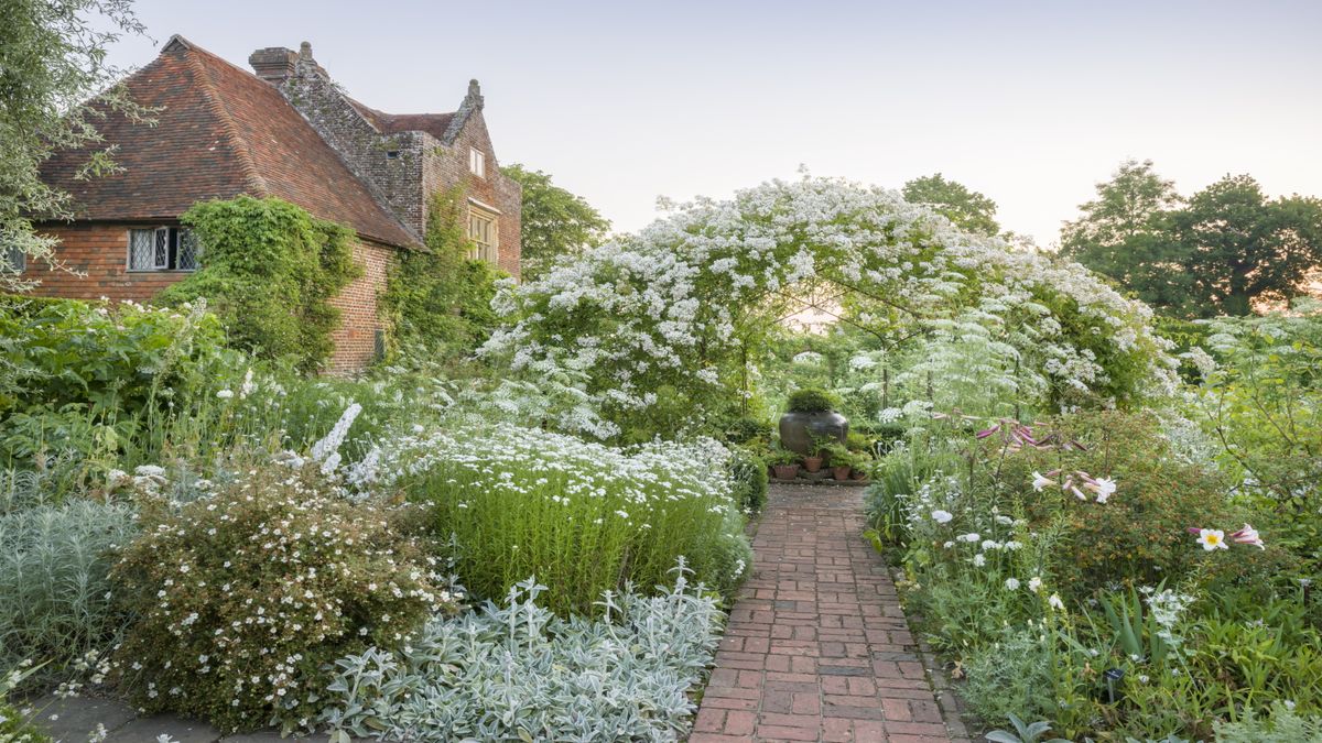 Long Garden Ideas: 16 Tips for Landscaping a Spacious Plot | Homebuilding