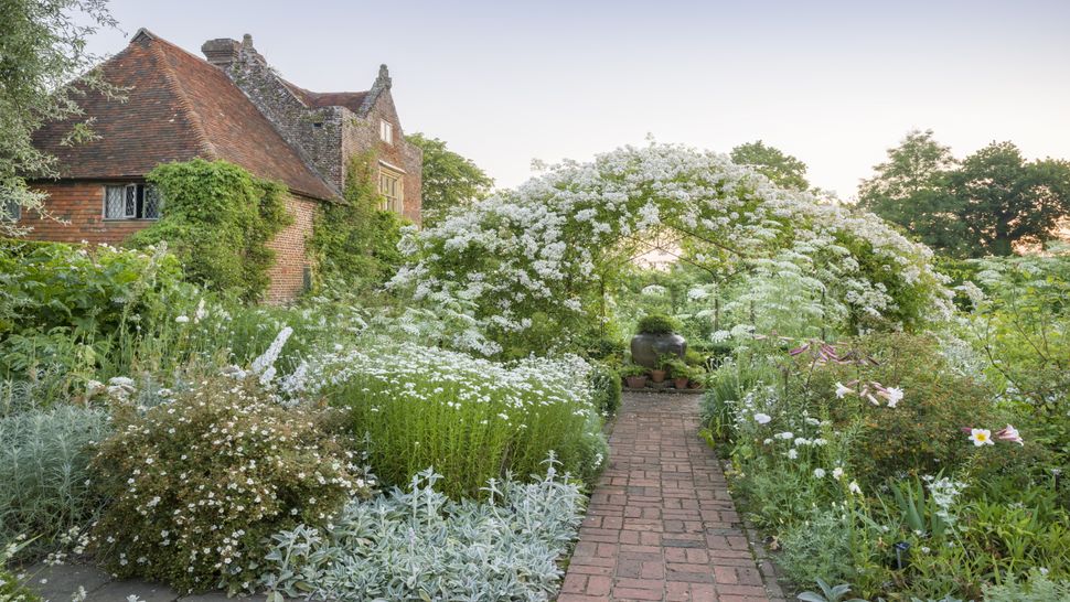 Long Garden Ideas: 16 Tips for Landscaping a Spacious Plot | Homebuilding