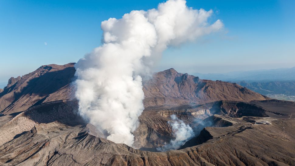 Supervolcanic 'hell' caldera in Japan is home to 17 different volcanoes ...