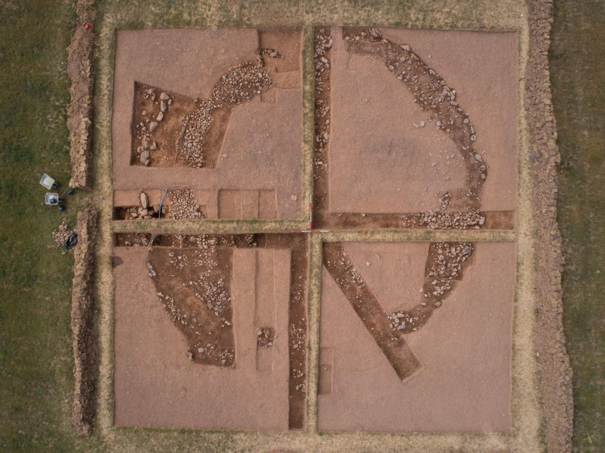 4,000-Year-Old Burial Revealed on Britain's 'Island of Druids' | Live ...