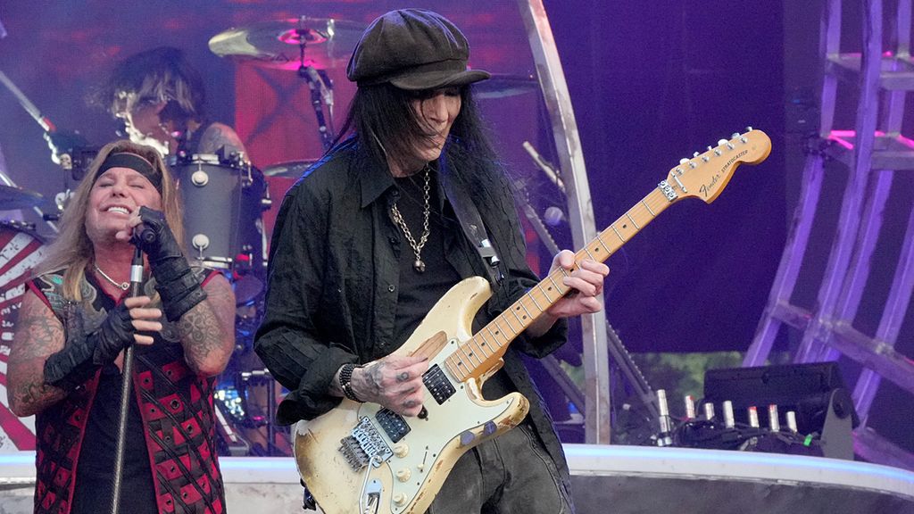 Mötley Crüe’s Mick Mars retires from touring | Guitar World
