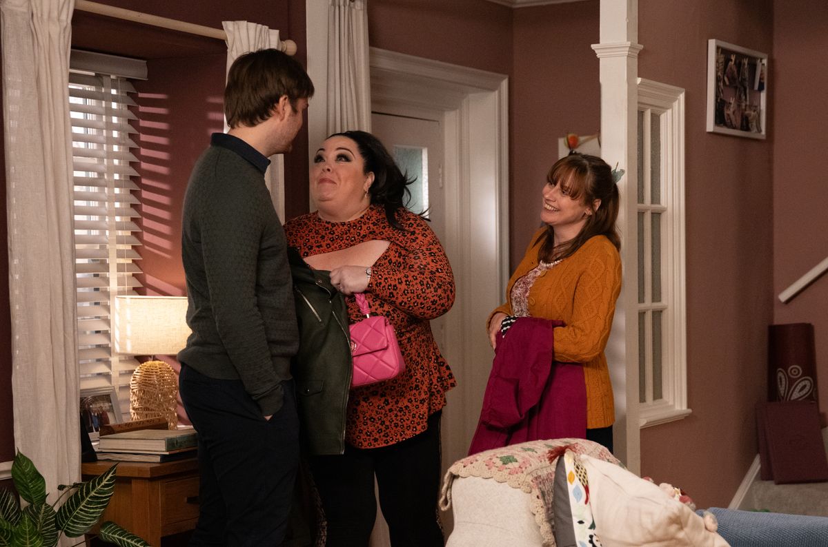 Emmerdale spoilers: Vinny Dingle kisses Gabby! | What to Watch