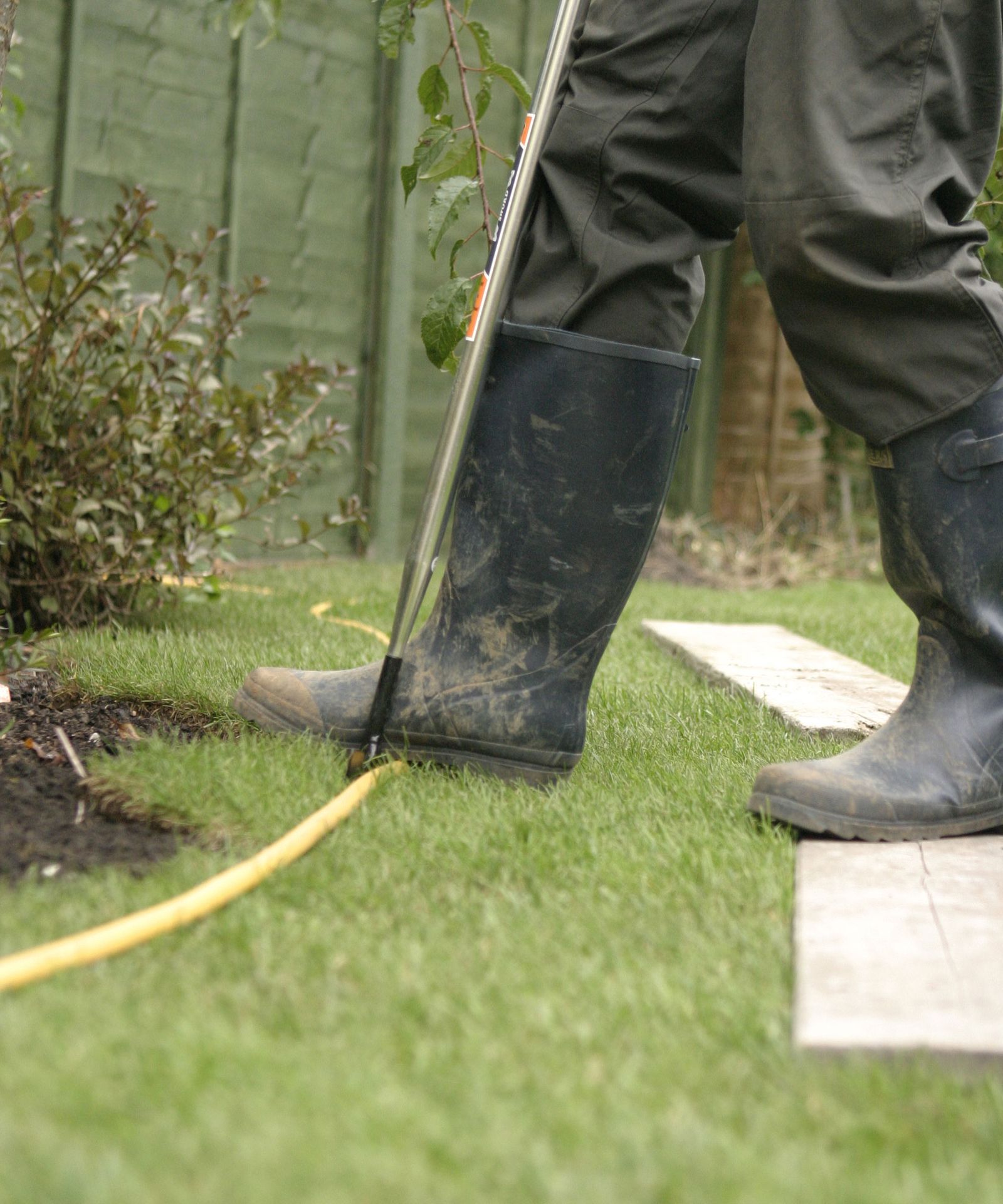 How to edge a lawn for a professional finish | Homes and Gardens