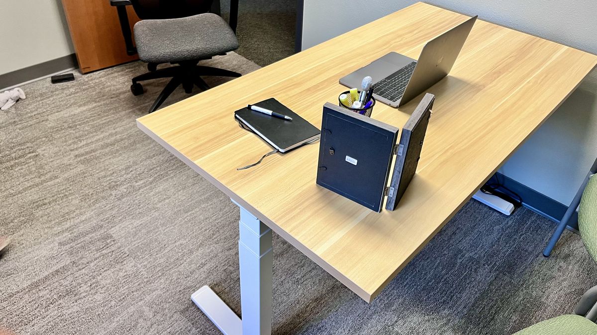 Mount-It Ultimate Dual Motor Electric Standing Desk review | TechRadar