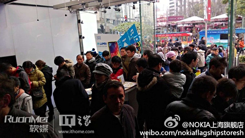 Long queues in China for the Nokia Lumia 920, sells out in two hours ...