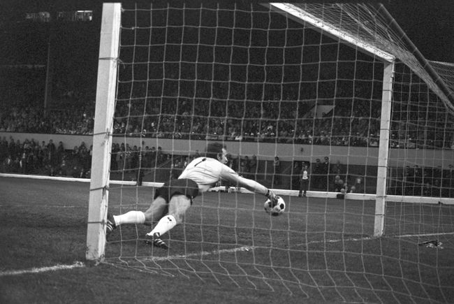 The weird and wonderful history of goal posts | FourFourTwo