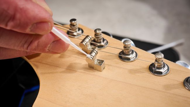4 causes of your guitar going out of tune and how to solve them ...