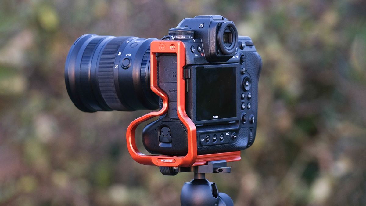Nikon Z9 gets one L of a bracket with the 3 Legged Thing Zaara ...