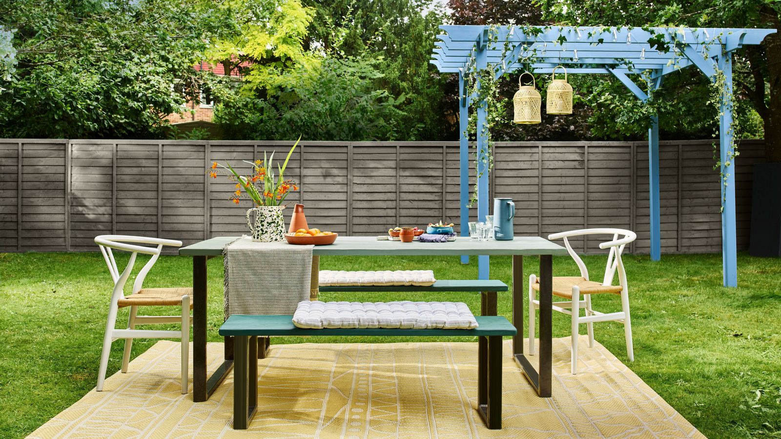 7 fence colours that make a garden look bigger | Ideal Home