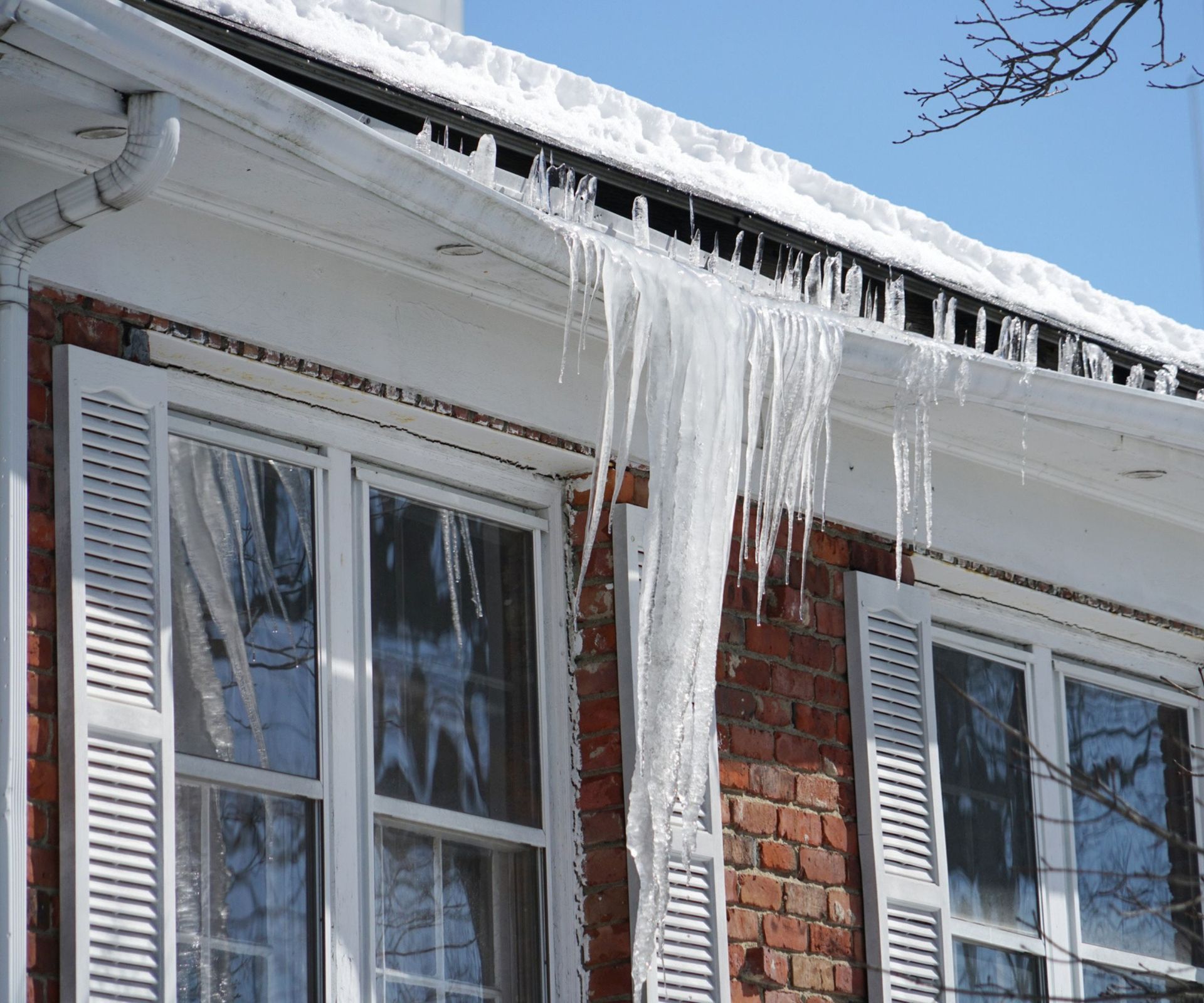 How to remove icicles – expert steps for removing icicles | Homes and ...