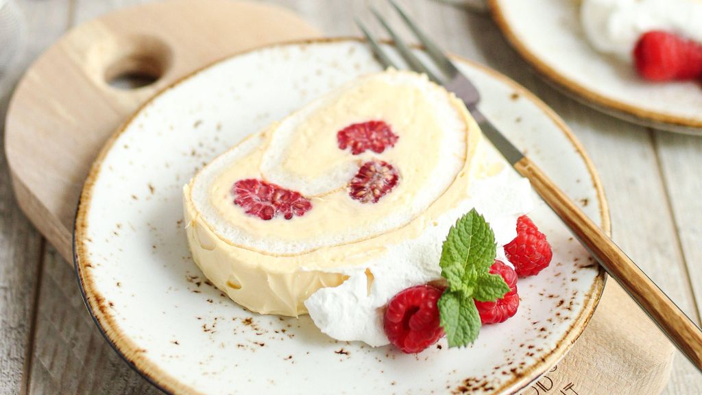 Lemon and raspberry roulade | British Recipes | GoodtoKnow