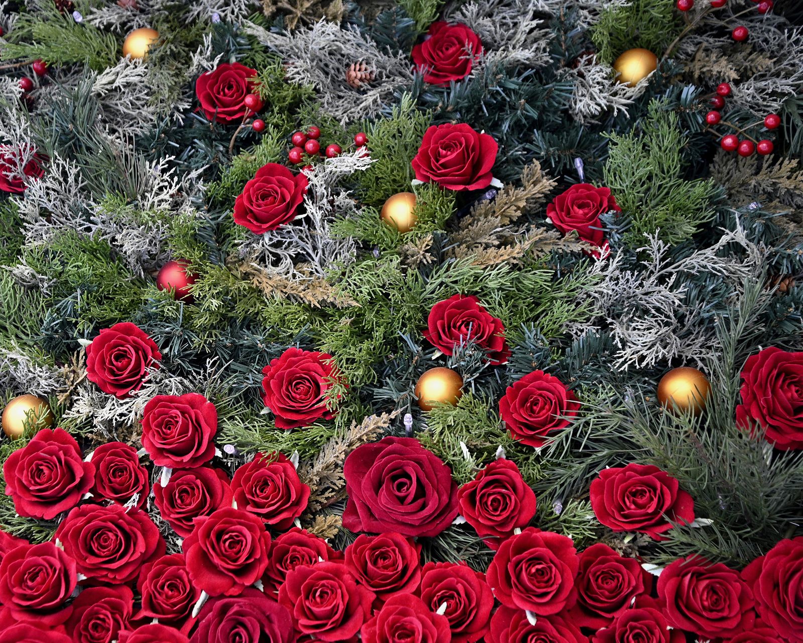 Copy Kourtney's Rose Christmas Tree With This Florist Hack | Gardening ...