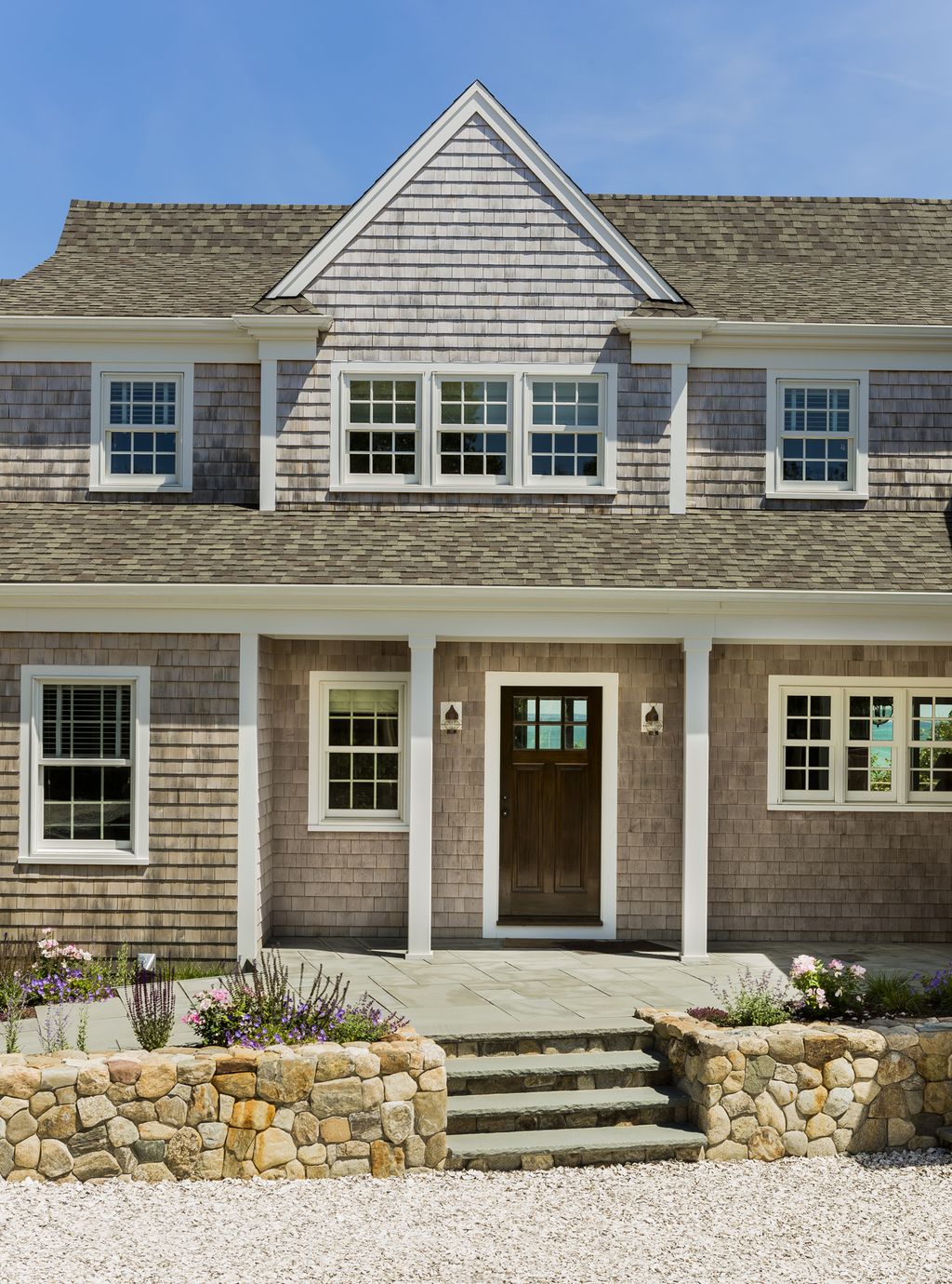 Cape Cod House Style, Explained by a New England Architect | Livingetc