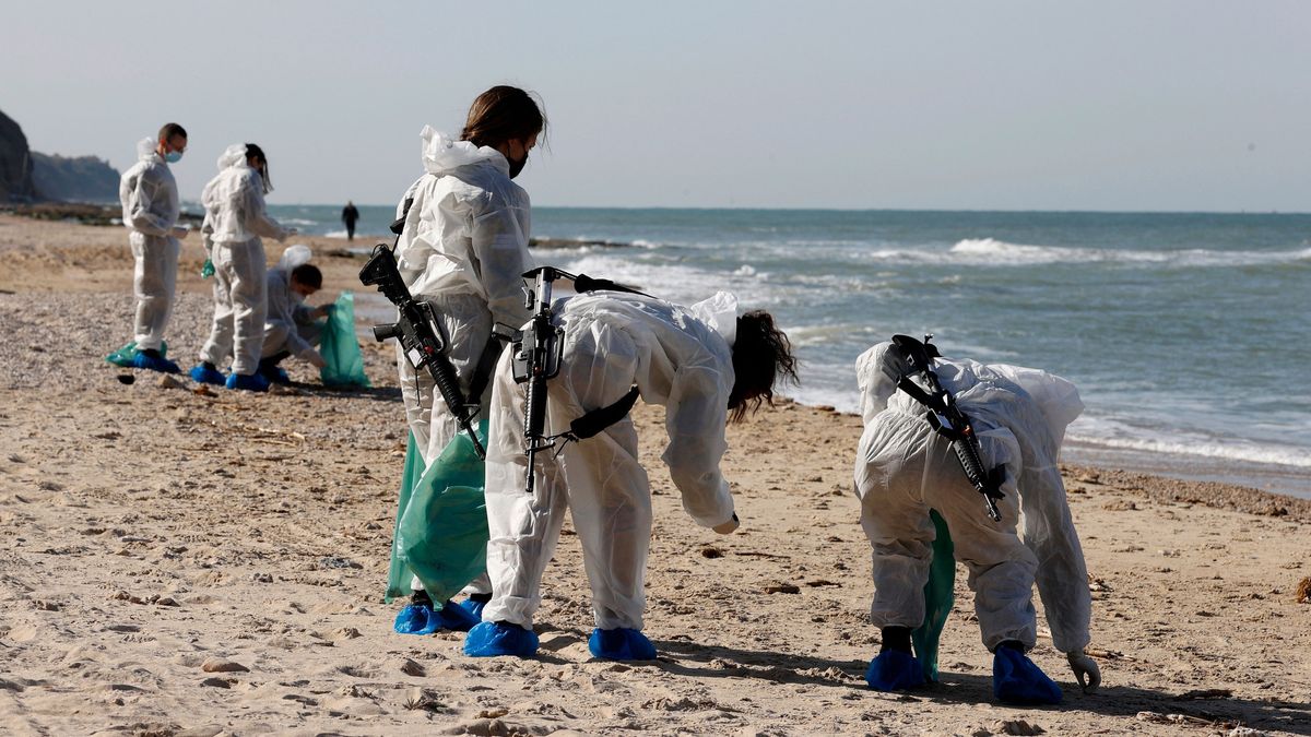 Mysterious oil spill covers Israel’s coastline in toxic tar balls ...