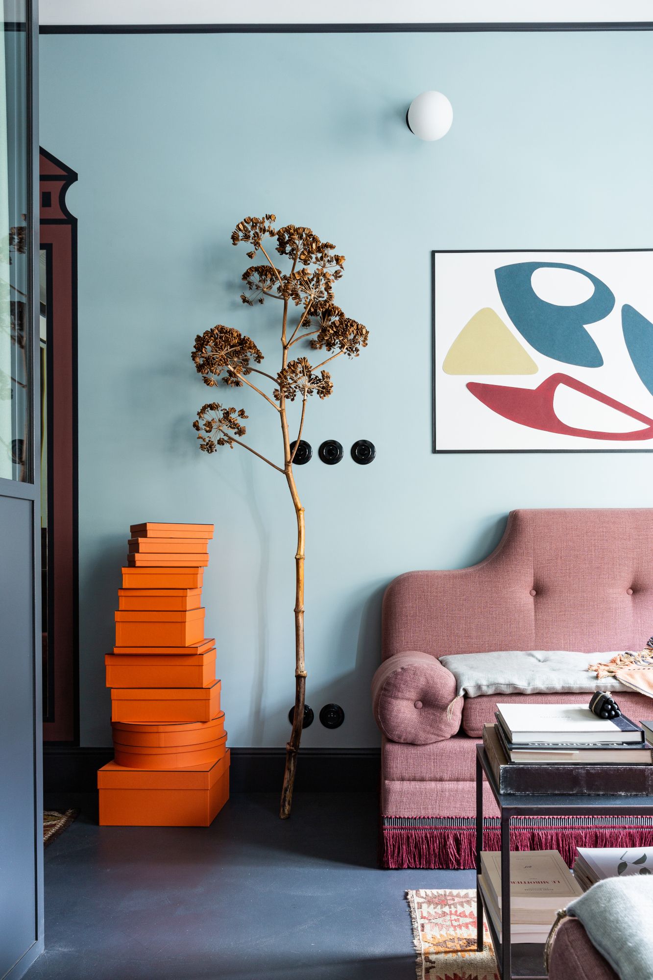 8 dark trim paint color schemes from interior designers that nail the ...