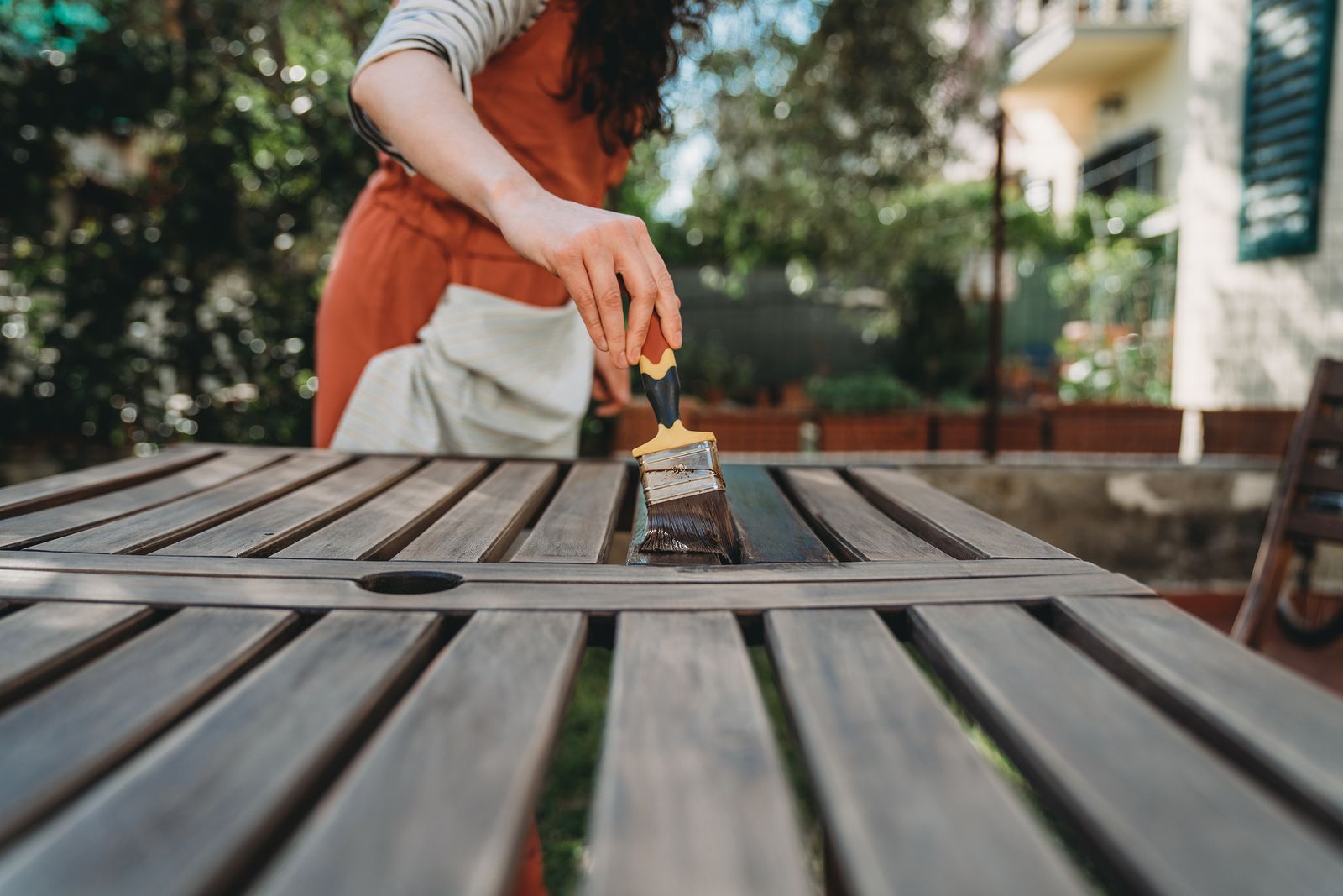 How to clean wooden outdoor furniture: revitalise your garden's seating ...