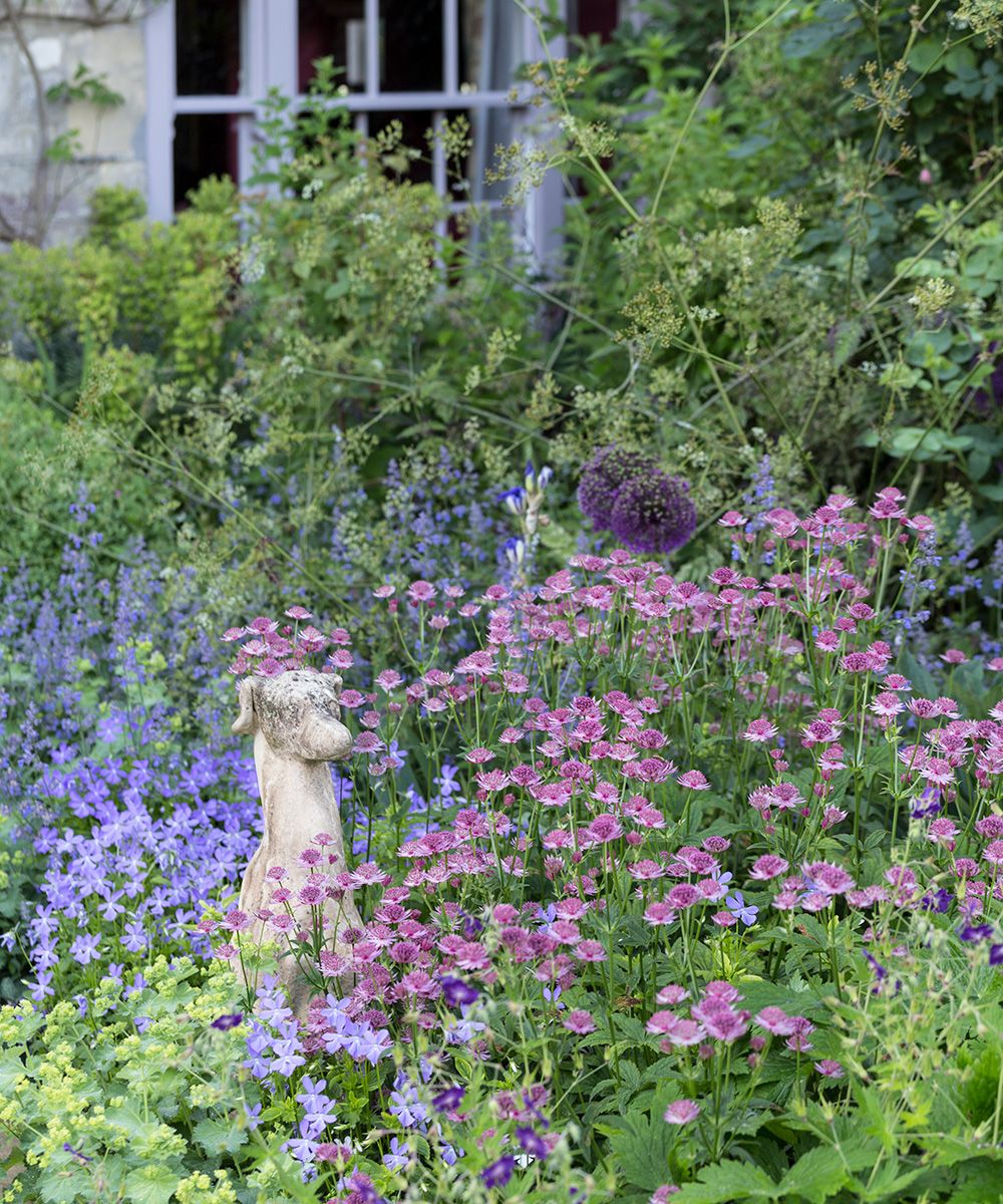 A Wiltshire garden with form and flair | Homes and Gardens