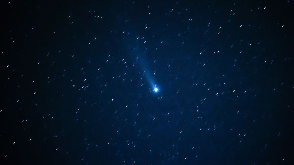 Amazing photos of Comet Leonard in the night sky | Space