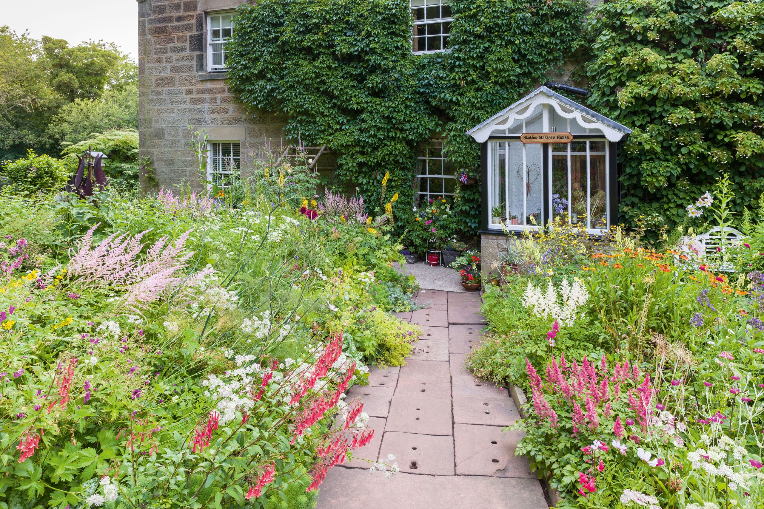 Cottage garden ideas: 18 ways to design a romantic outdoor space ...