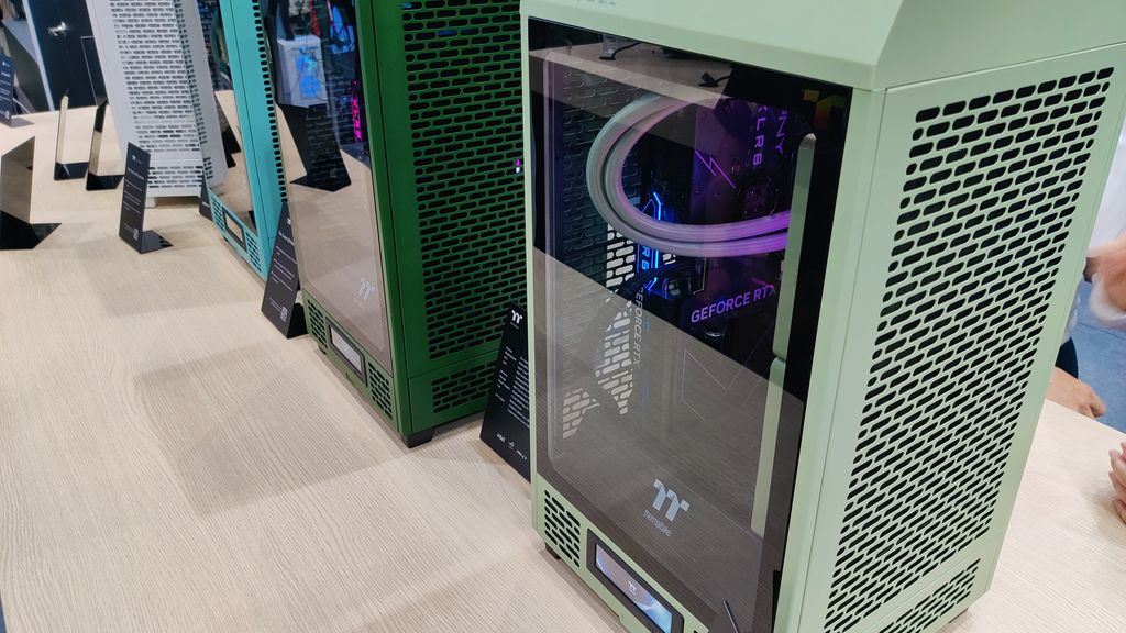 I'm practically drowning in matcha green thanks to the pastel PC case ...