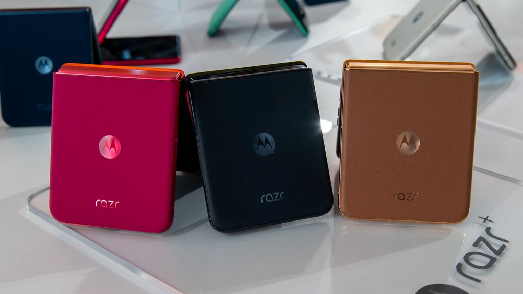 Motorola Razr Ultra 2025 vs. Razr Plus 2024: Two flagship flip phones ...
