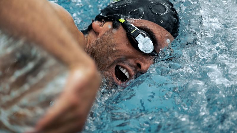 These new smart swimming goggles connect to Apple Fitness Plus and give ...