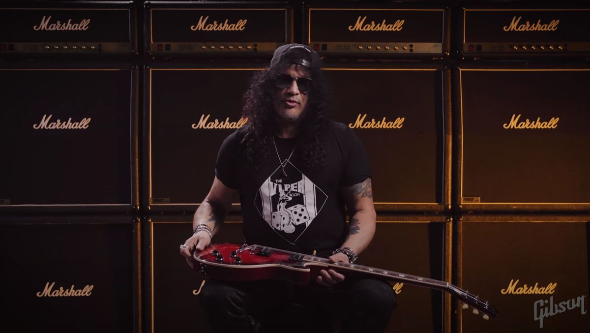 Slash takes you through his Gibson signature electric and acoustic ...