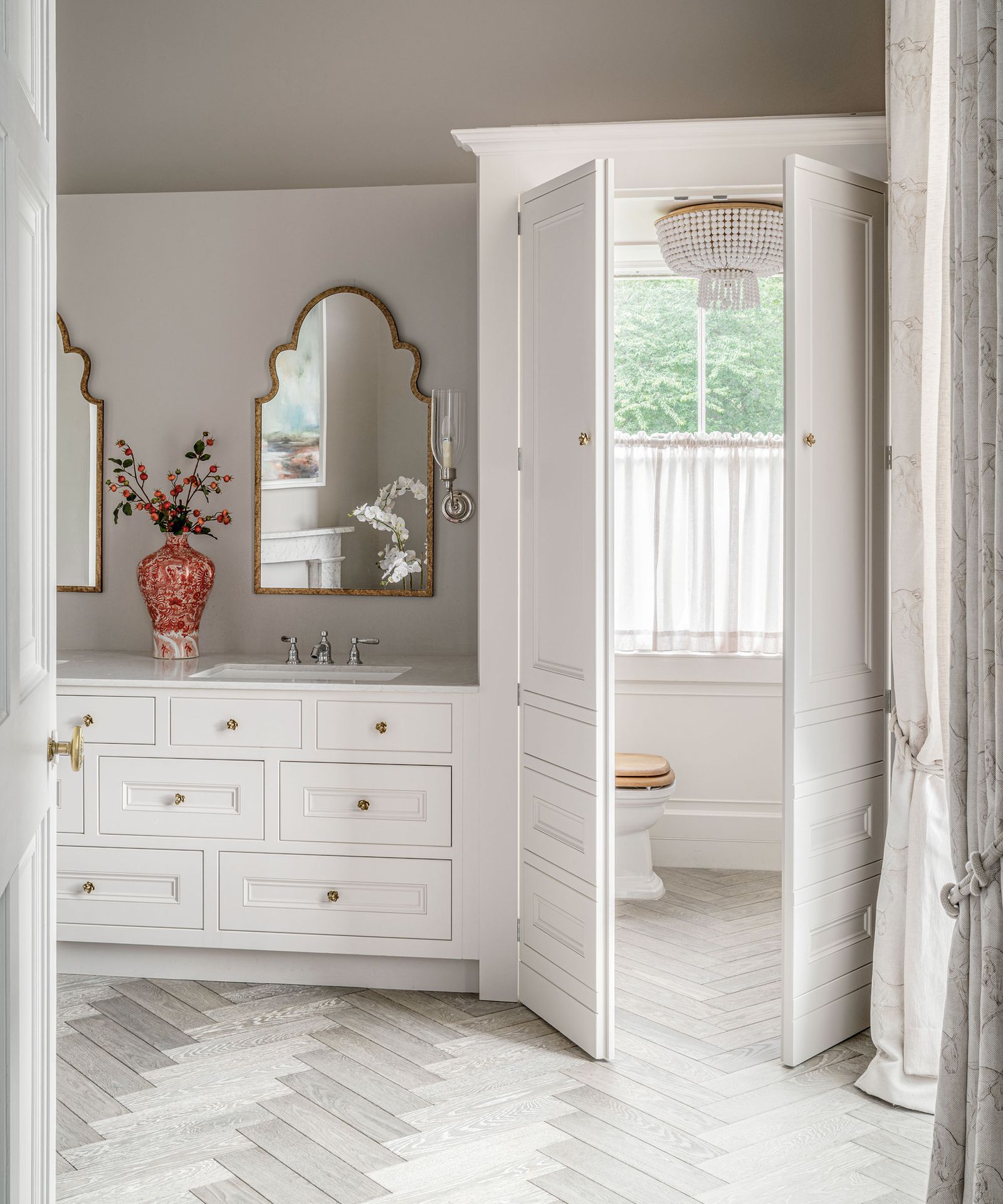 Jack and Jill bathrooms: 10 shared bathroom layout ideas | Homes and ...