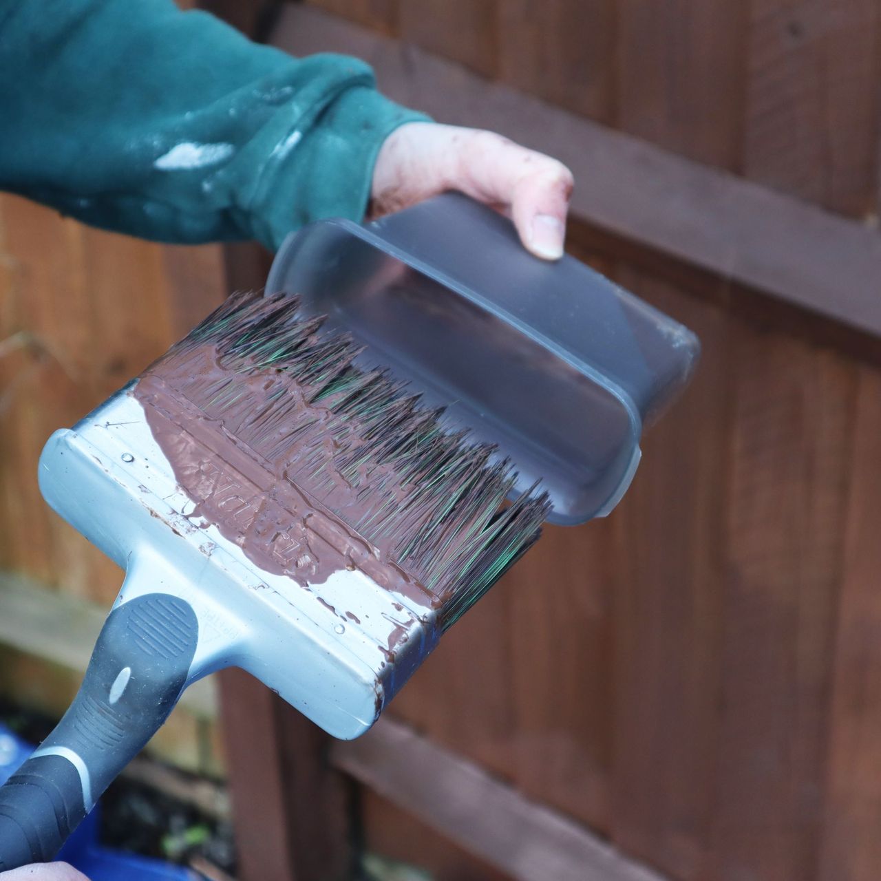 How to paint a fence: the best way to treat and protect them | Ideal Home