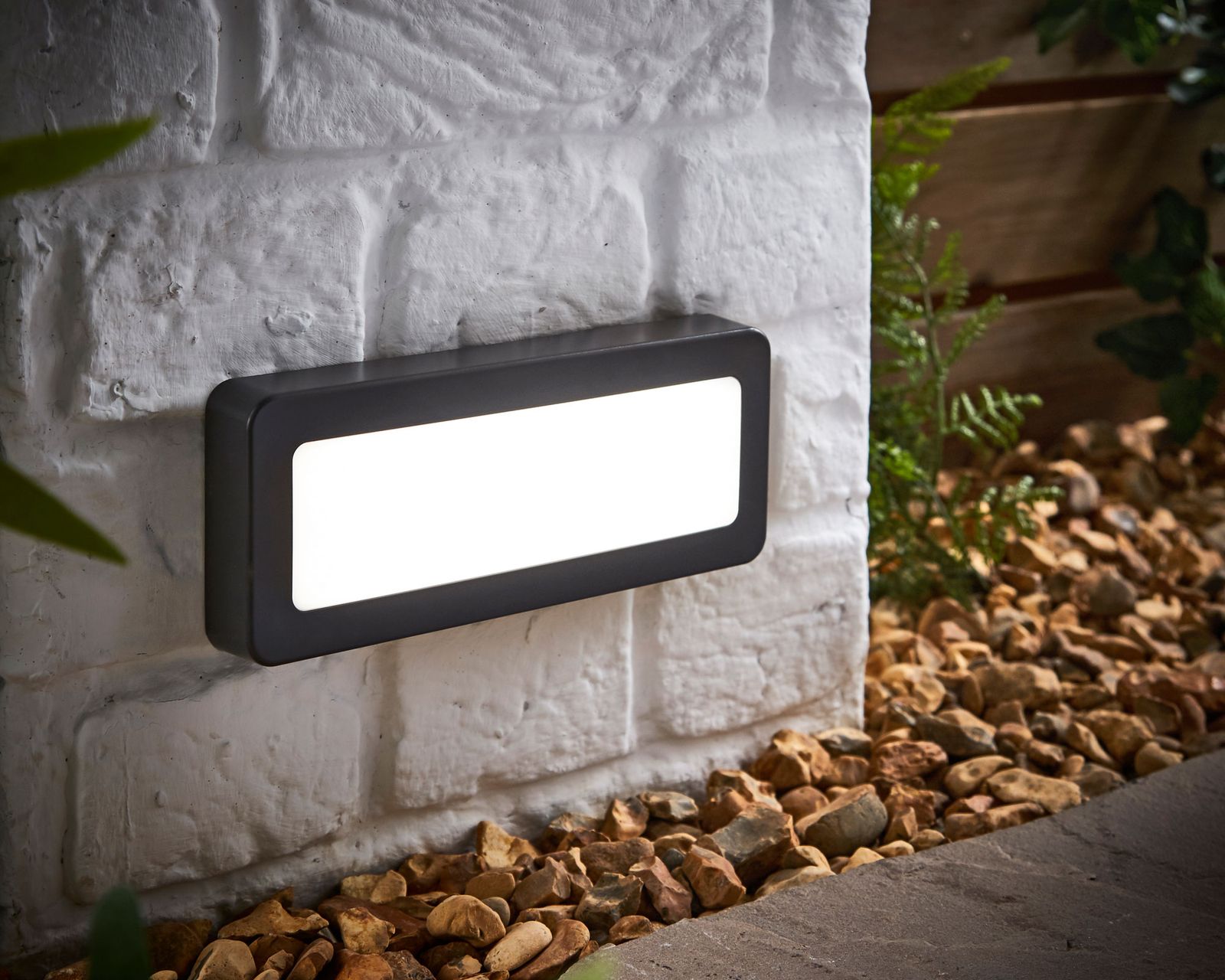 Driveway lighting ideas: 10 solutions to light the way home | Gardeningetc