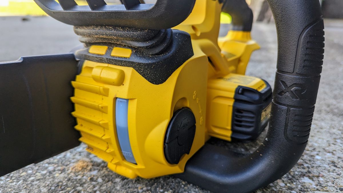 DeWalt DCCS620P1 20V MAX 12in. Brushless Cordless Battery Powered ...