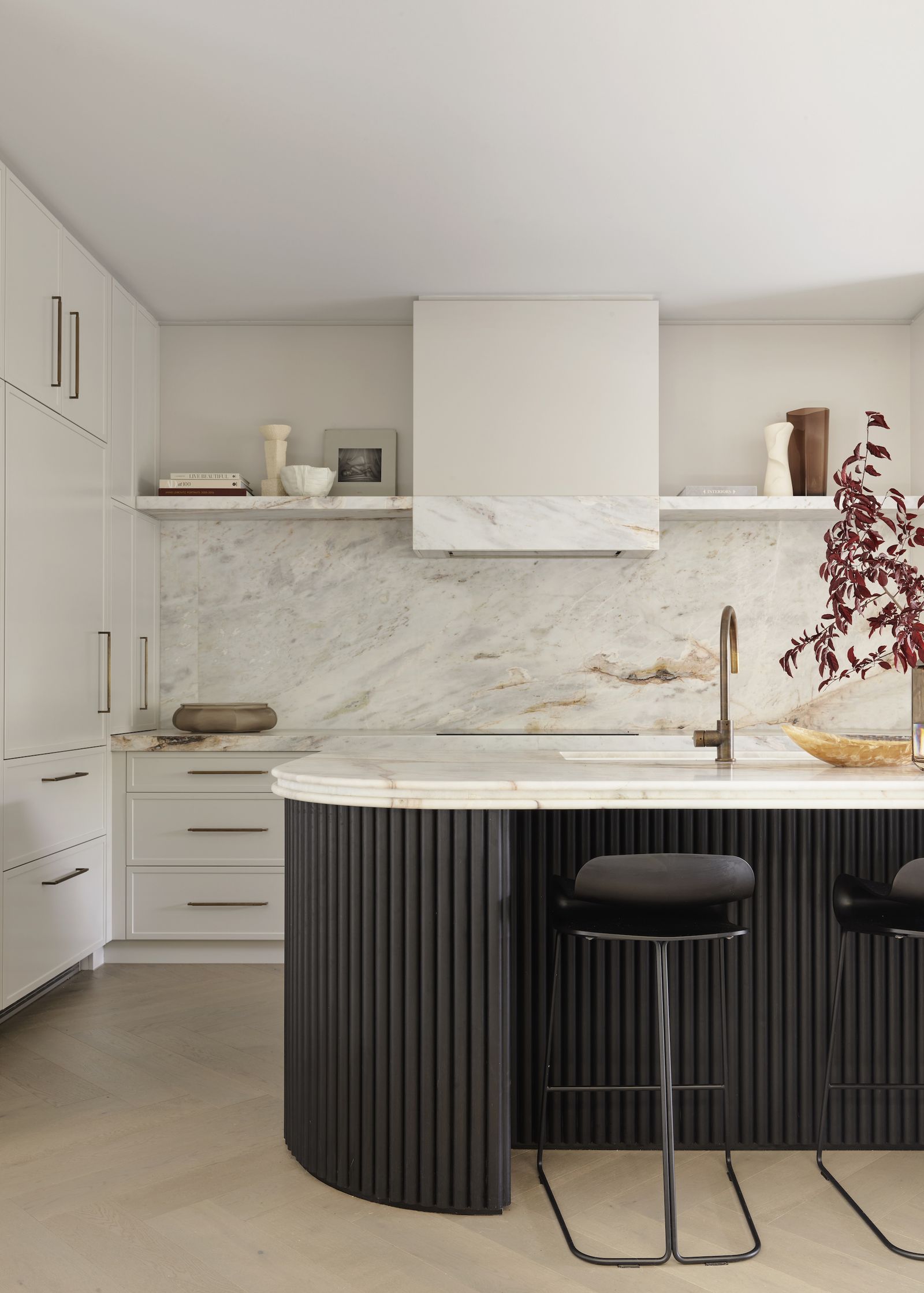 11 Chic and Irresistible Marble Kitchen Islands Ideas | Livingetc