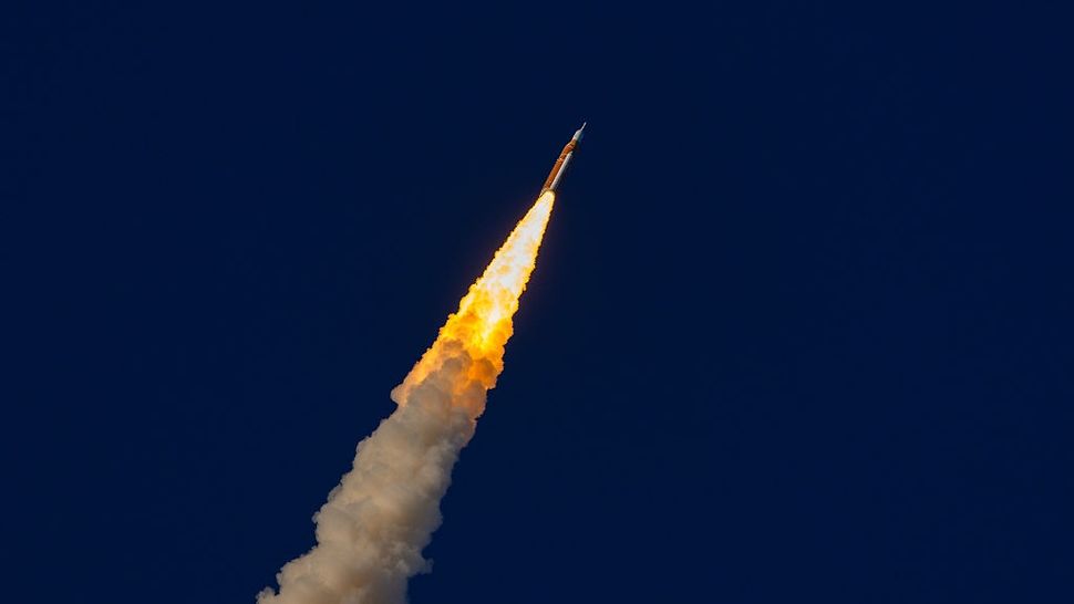 Lucky airplane passengers capture NASA's Artemis 2 moon launch from the ...
