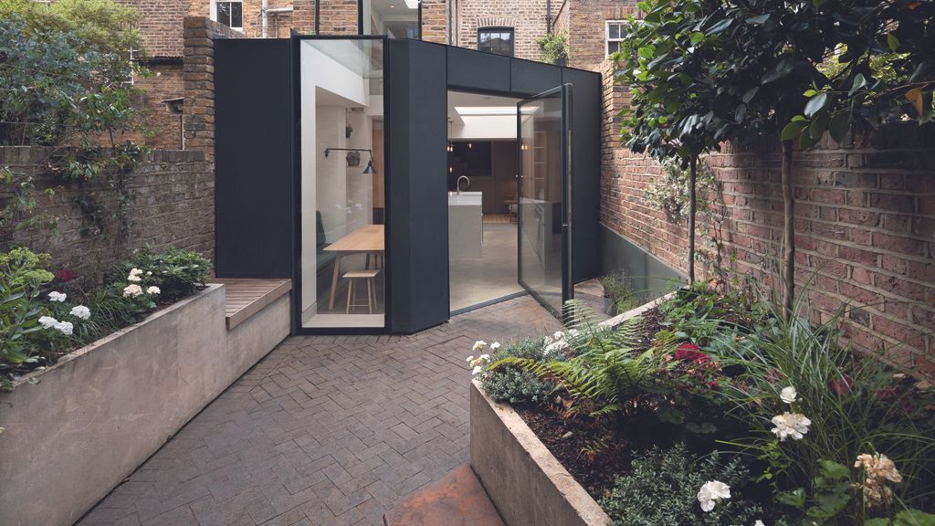 Garden Wall Ideas: Beautiful Boundary Inspiration | Homebuilding