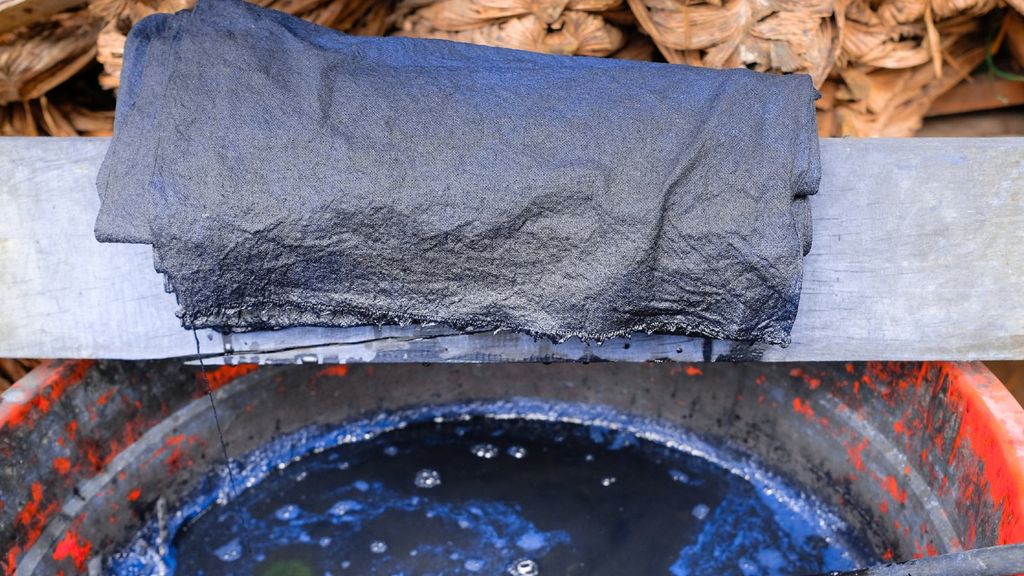 Dyeing With Indigo: Learn About The Indigo Dyeing Process | Gardening ...