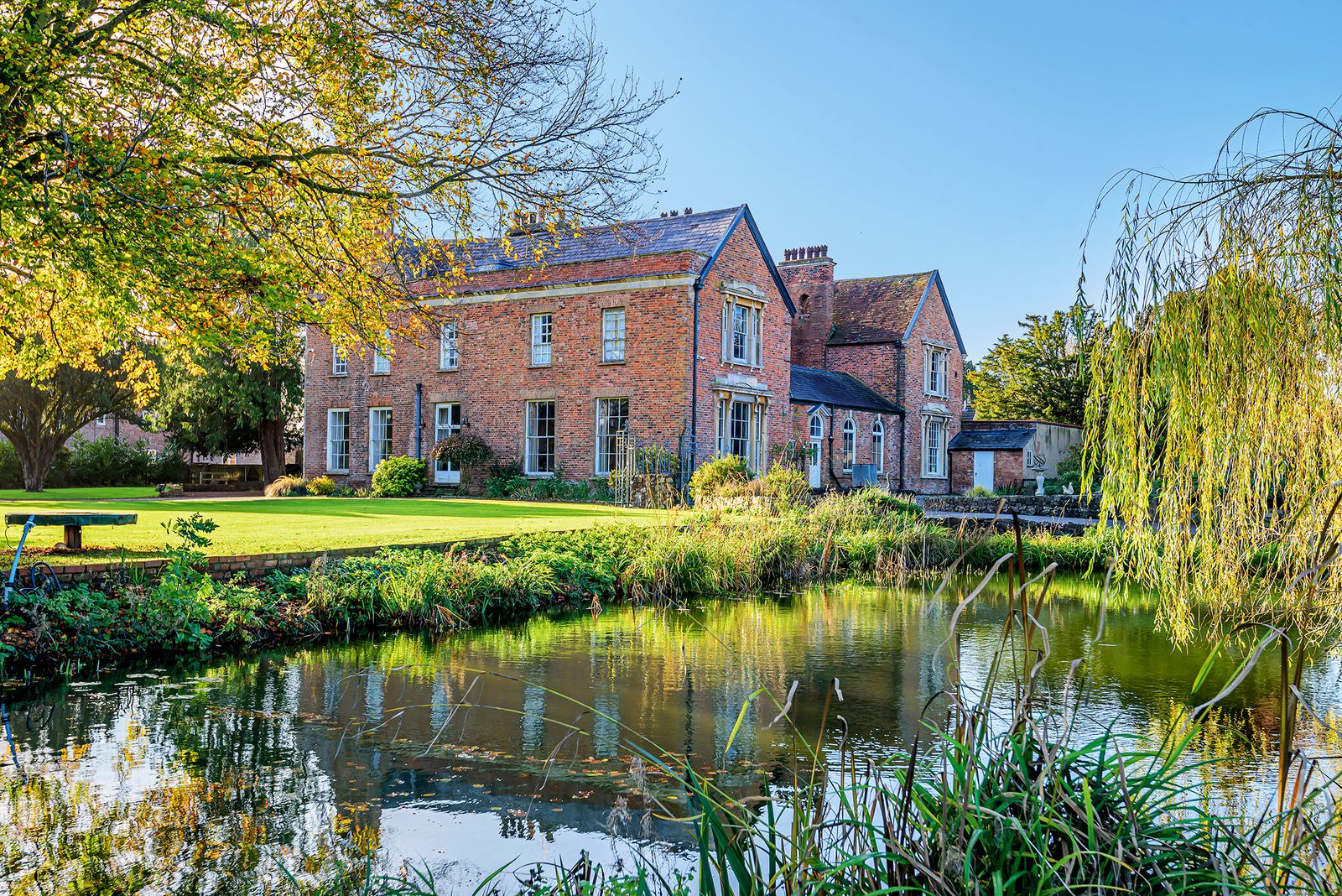 A £1.6m bargain? Epic high ceilings, vast windows and over 10,000sq ft ...